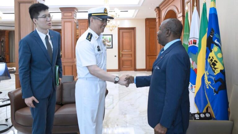 Echange entre Ali Bongo et l'Amiral Dong Jun