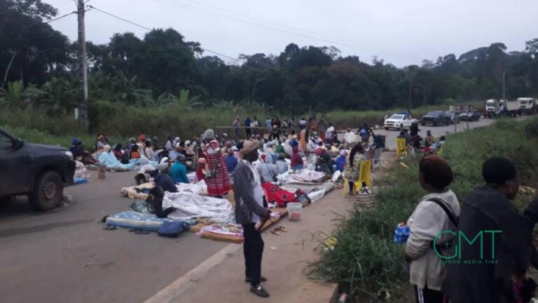Gabon : après Makokou, les femmes d'Ovan bloquent la circulation ...