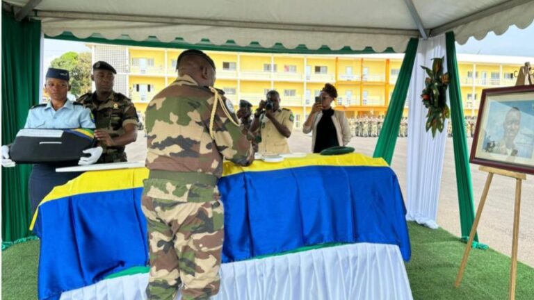 Gabon : les Forces armée gabonaise rendent un dernier hommage au second ...