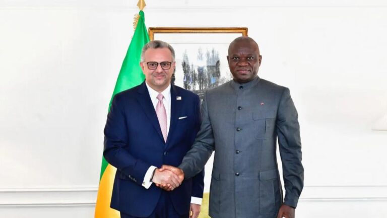 Nations Unies : Oligui Nguema devise avec le Conseiller principal de Donald Trump pour l’Afrique ...