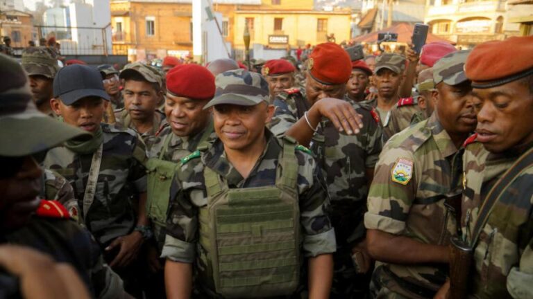 Madagascar : le Colonel Michael Randrianirina prend les rênes du pays ...